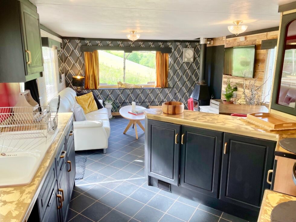 Lodge with hot tub in Brecon Beacons Beehive - The Good Life Wales