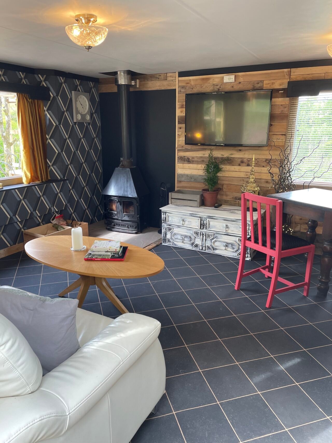 Lodge with hot tub in Brecon Beacons Beehive - The Good Life Wales