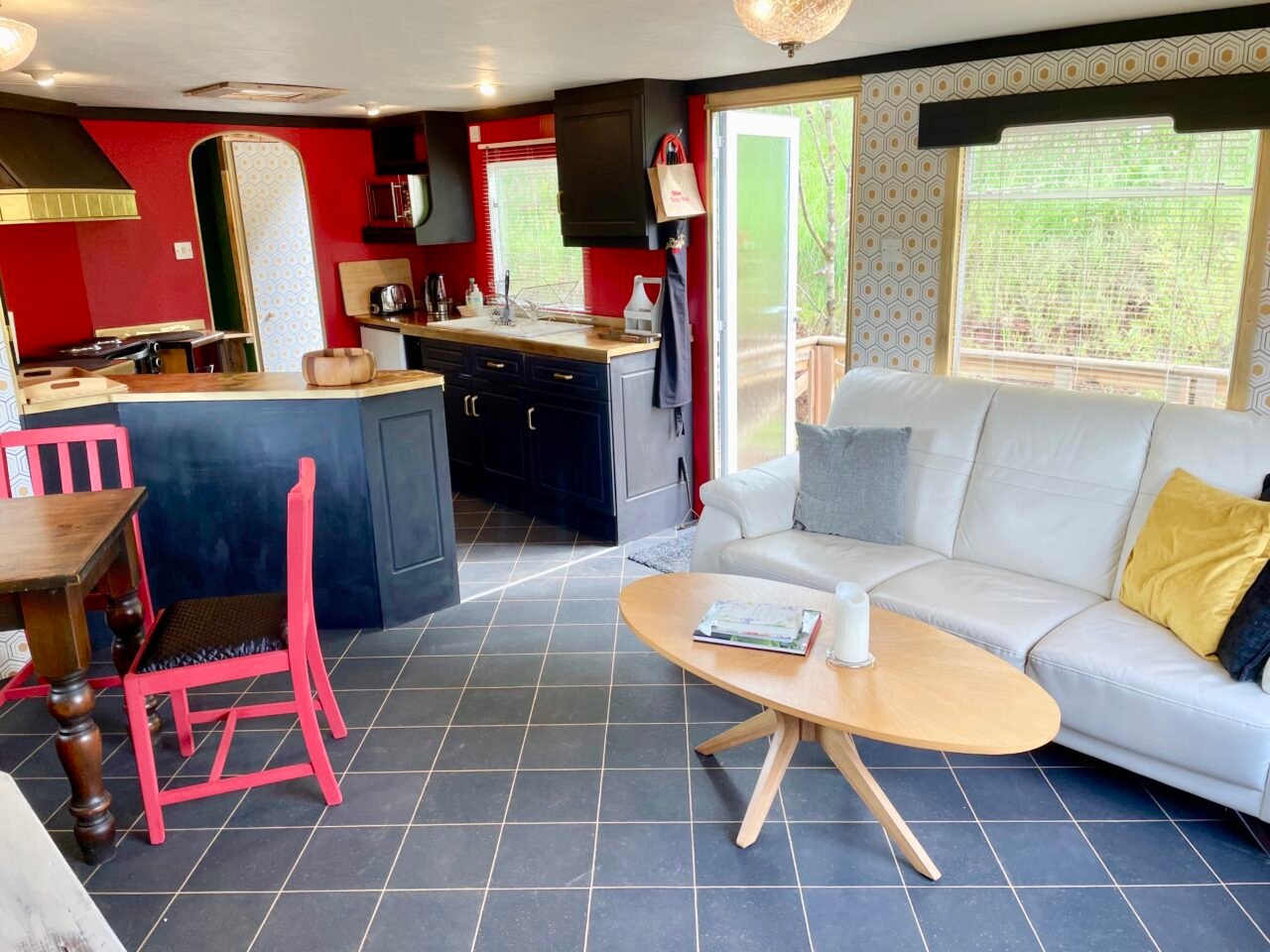 Lodge with hot tub in Brecon Beacons Beehive - The Good Life Wales