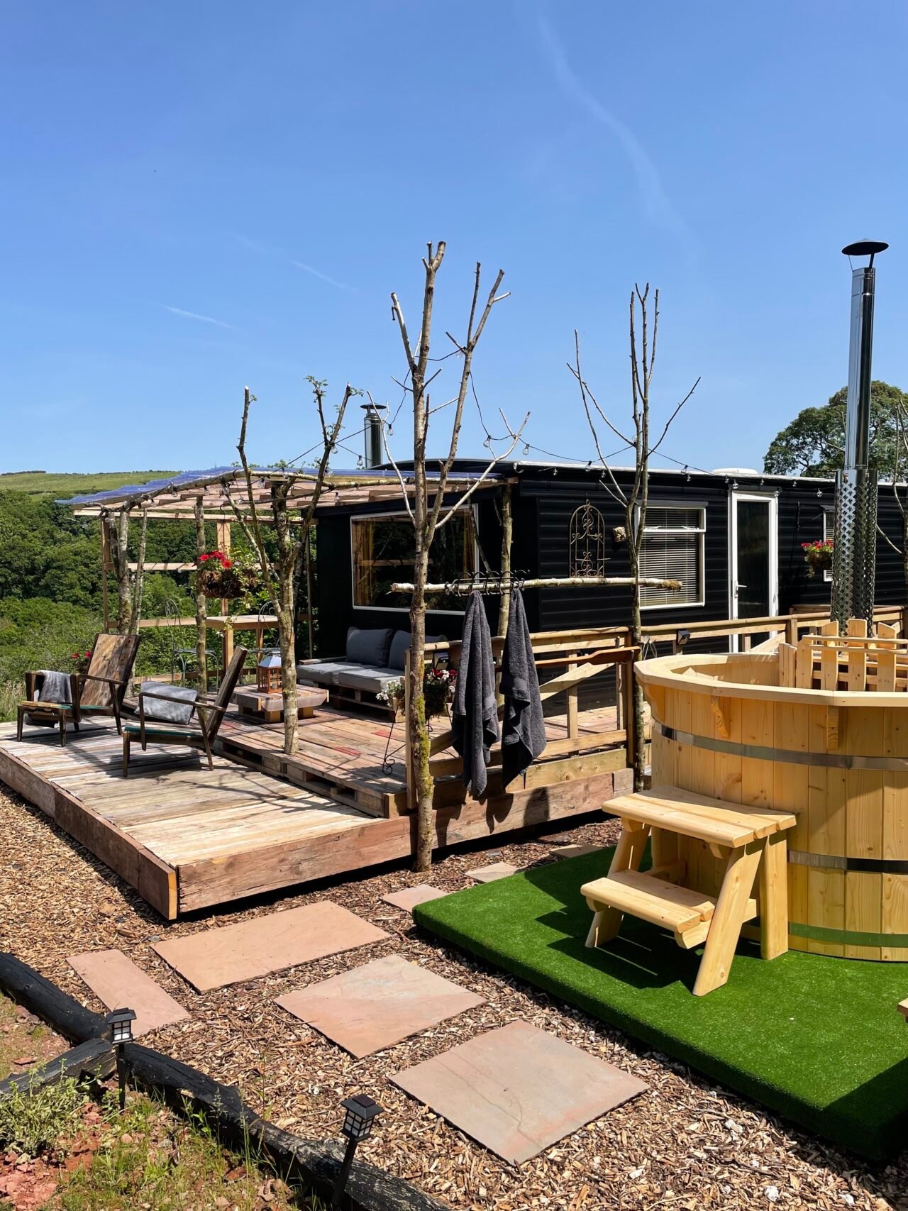 Lodge with hot tub in Brecon Beacons Beehive - The Good Life Wales