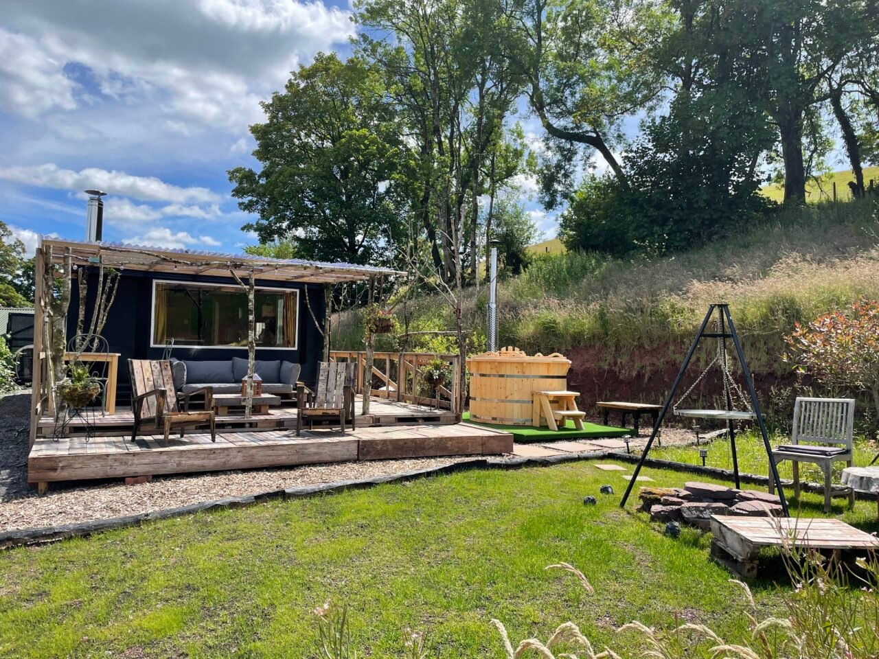 Lodge with hot tub in Brecon Beacons Beehive - The Good Life Wales